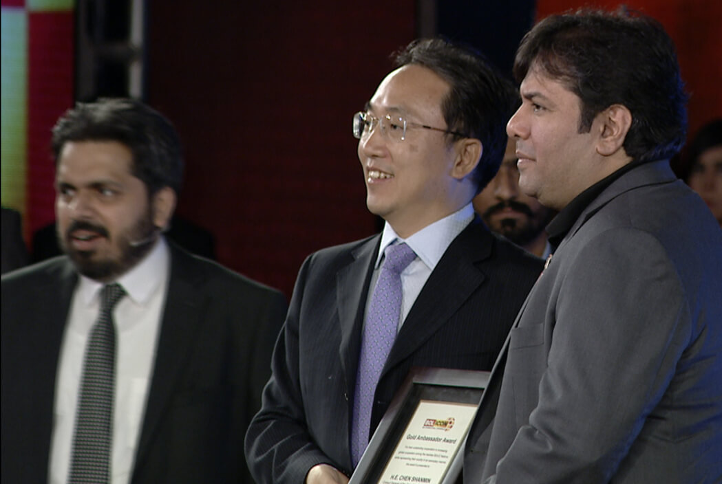 Mr. Shoaib Ahmed presenting Gold Ambassador Award to H.E.Chen Shanmin ...